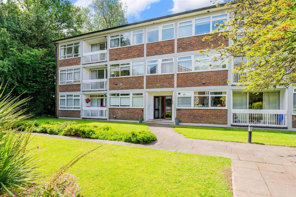 Station Approach, Tadworth 2 bed apartment for sale - £499,950