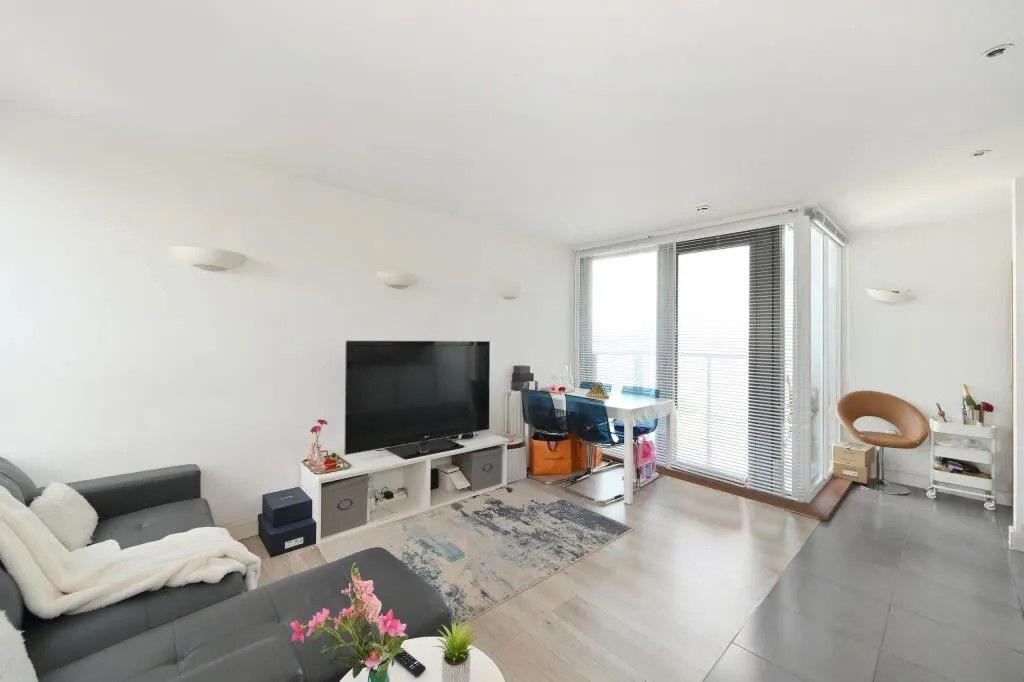 Proton Tower, Blackwall Way, E14 2 bed flat - £2,300 pcm (£531 pw)