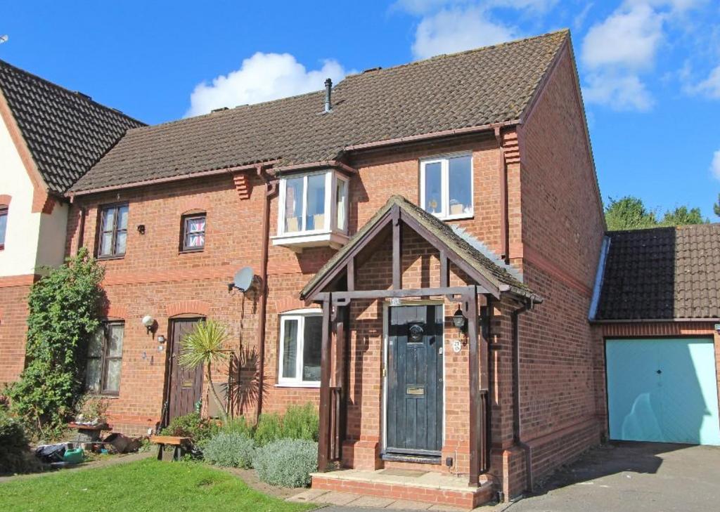 Denbigh Close, Totton SO40 3 bed semi-detached house to rent - £1,525 ...