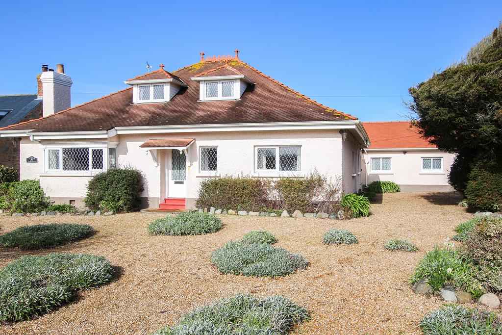 La Route de Cobo, Castel, Guernsey, GY5 4 bed property for sale - £ ...