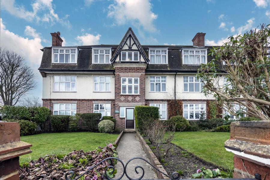 Bolney Court, Surbiton KT6 2 bed apartment - £1,900 pcm (£438 pw)