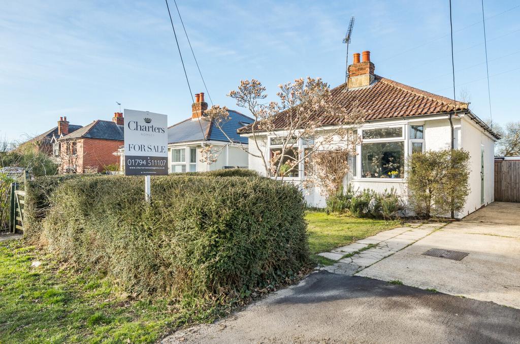 Jacobs Gutter Lane, Totton... 2 bed bungalow for sale - £350,000