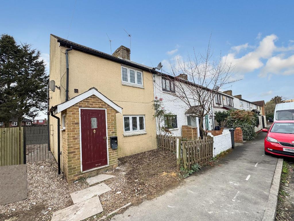 Hampton, Hanworth TW13 2 bed end of terrace house - £2,195 pcm (£507 pw)