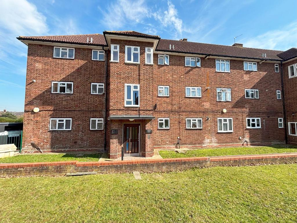 Chesham House, Leyburn Crescent, Romford 1 bed flat - £175,000