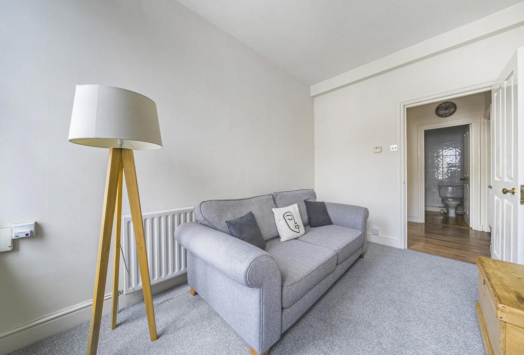 High Street, Horley RH6 1 bed apartment for sale - £189,000