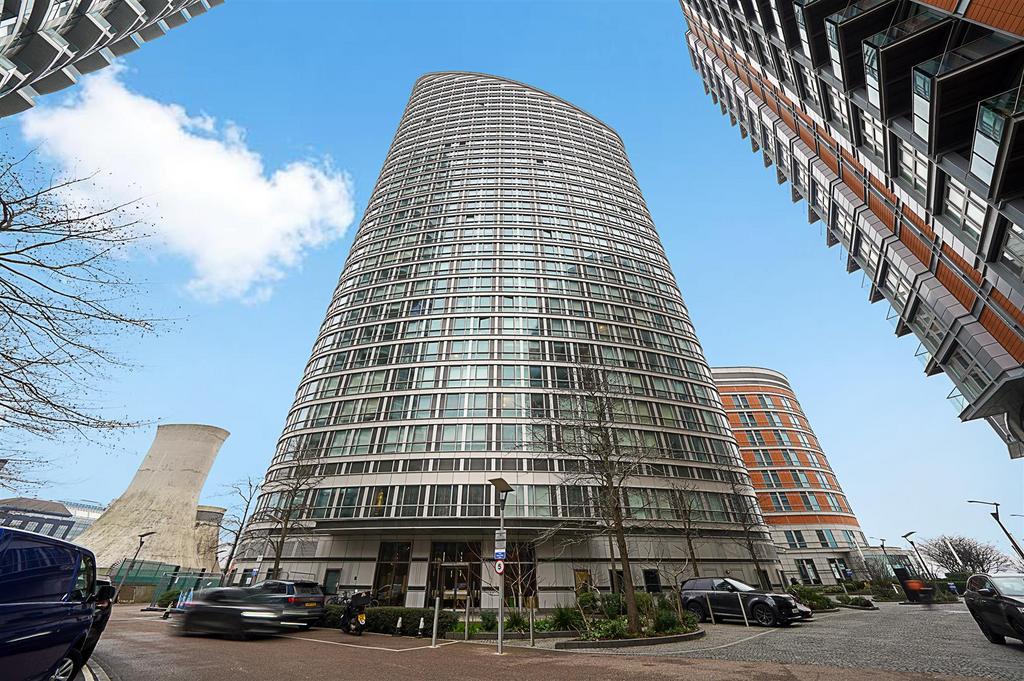 Ontario Tower, London E14 Studio - £1,700 pcm (£392 pw)