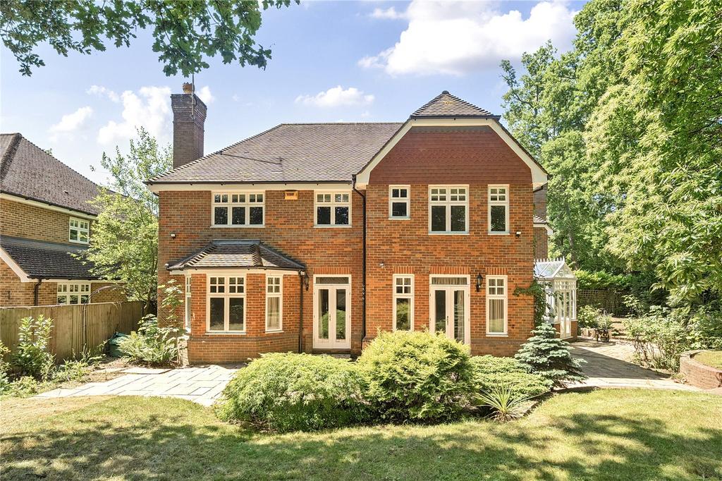 Courtney Place, Cobham, KT11 5 bed detached house to rent - £6,450 pcm ...