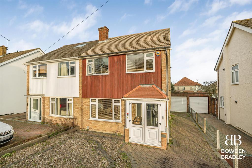 Wannock Gardens, Hainault 3 bed house for sale - £500,000