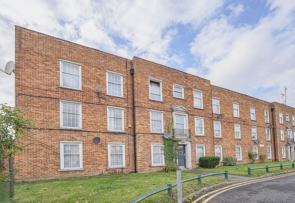 Baker Street, Enfield, EN1 3EZ 2 bed apartment - £300,000