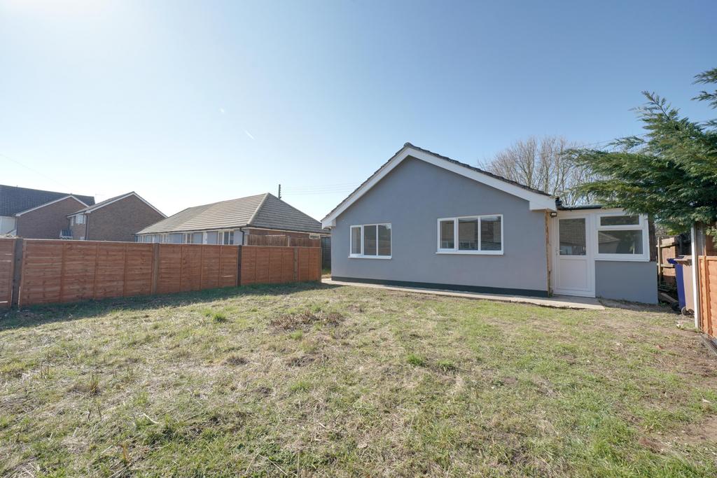 Aspal Park, Beck Row, Bury St.... 2 bed bungalow - £1,280 pcm (£295 pw)