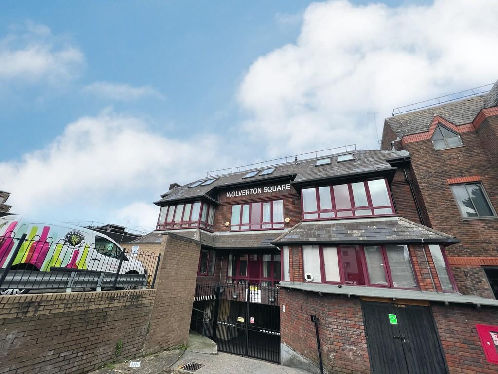Wolverton Square, Basingstoke RG21 2 bed apartment - £185,000