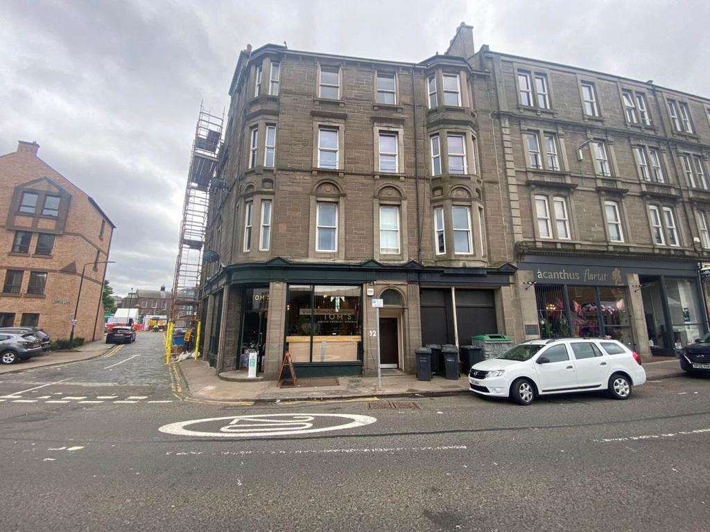 32 (Flat 3A) Westport, 2 bed flat - £900 pcm (£208 pw)