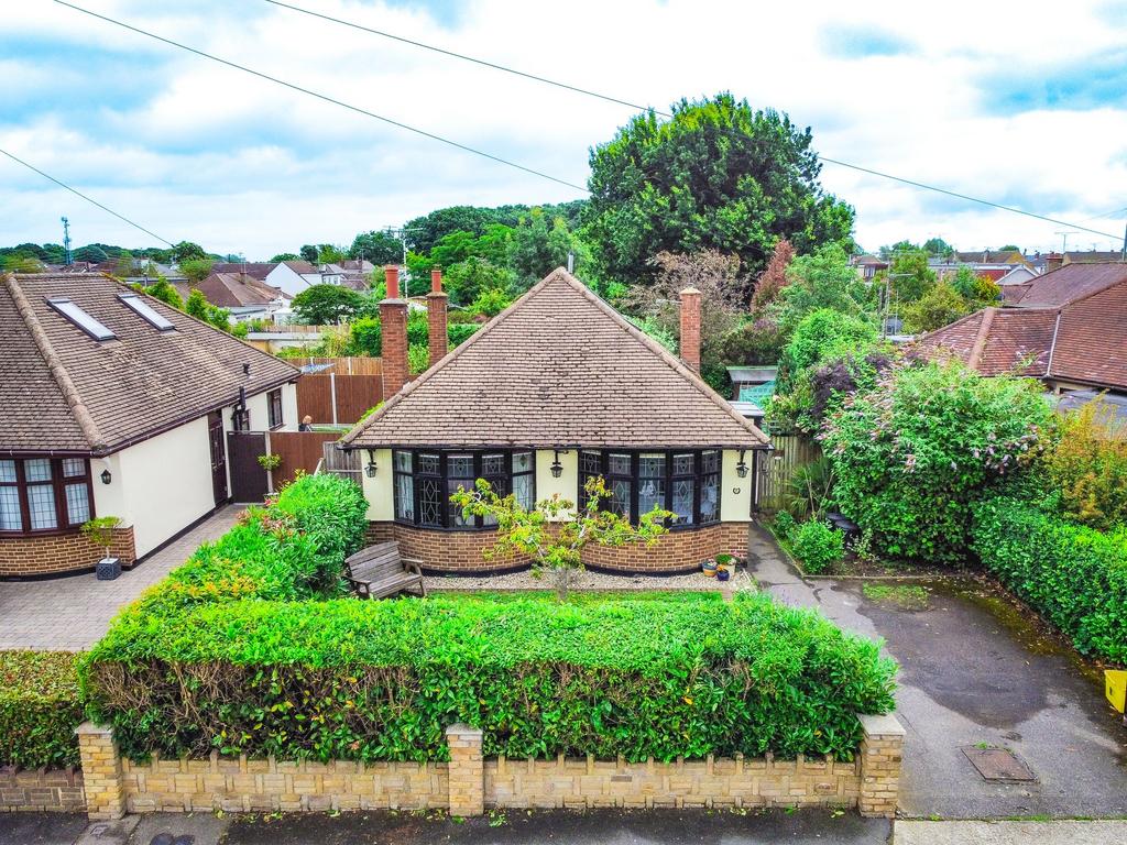 Shipwrights Drive, Benfleet, SS7 3 bed detached house for sale - £425,000