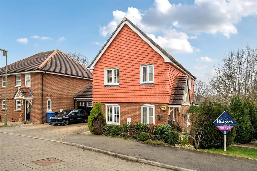 Tudgey Gardens, Fleet GU51 3 bed link detached house - £610,000