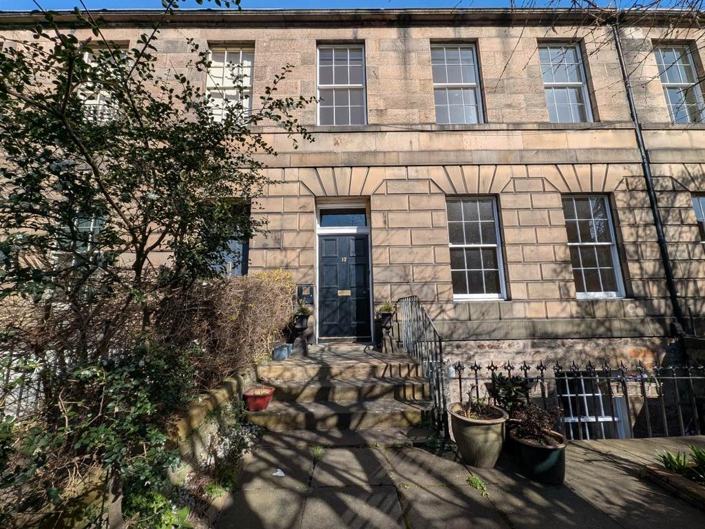 Howard Place, Edinburgh, 4 bed house - £1,900 pcm (£438 pw)