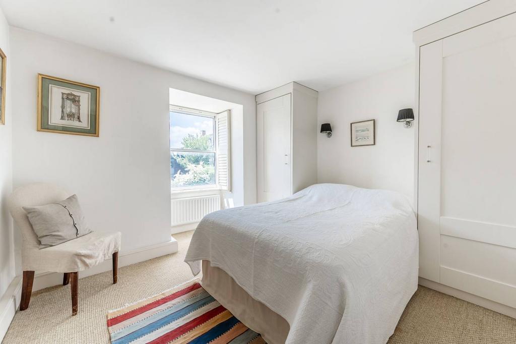 POOLES LANE, Chelsea, London, SW10 4 bed flat - £5,200 pcm (£1,200 pw)