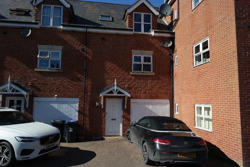 Priory Mews, Haywards Heath RH16 3 bed house to rent - £1,695 pcm (£391 pw)