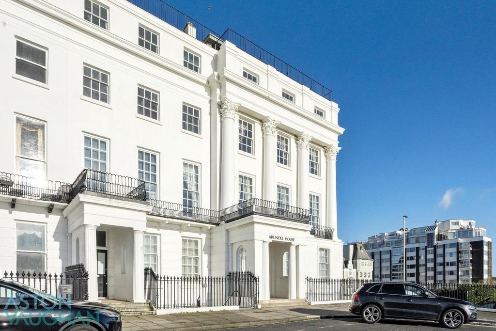 Arundel Terrace, Brighton BN2 2 bed apartment - £1,700 pcm (£392 pw)