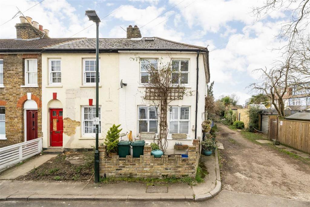 Watts Lane, Teddington TW11 3 bed house - £1,070,000