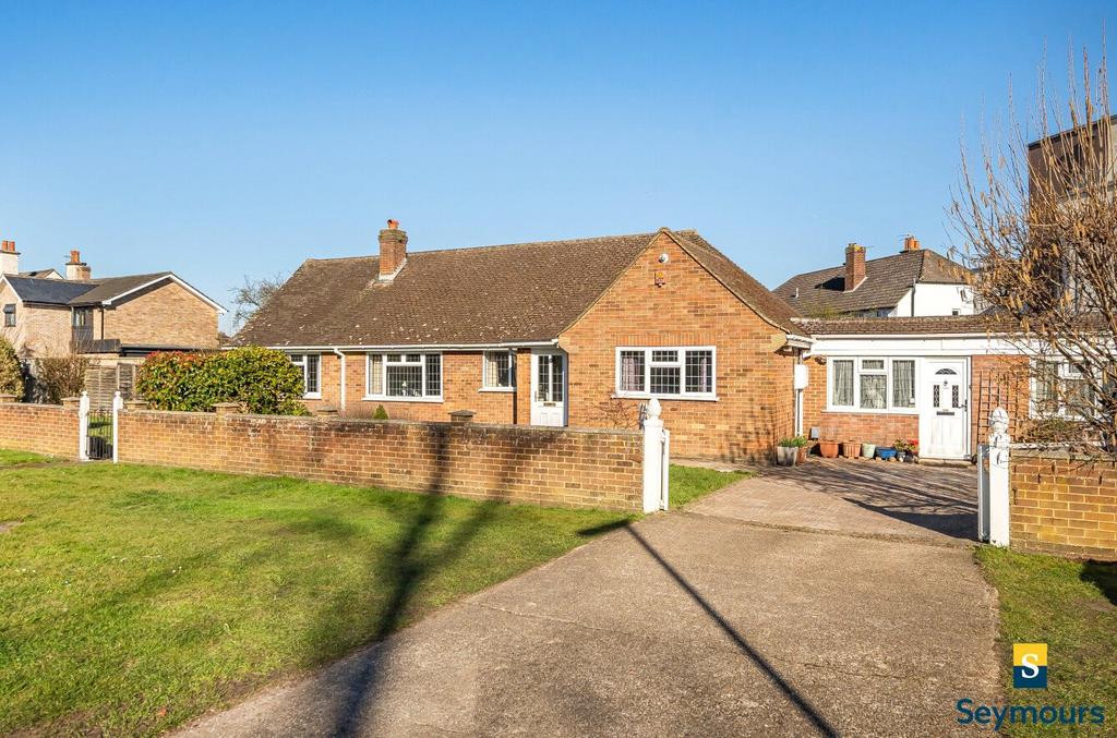 Woking Road, Surrey GU1 5 bed detached house - £750,000