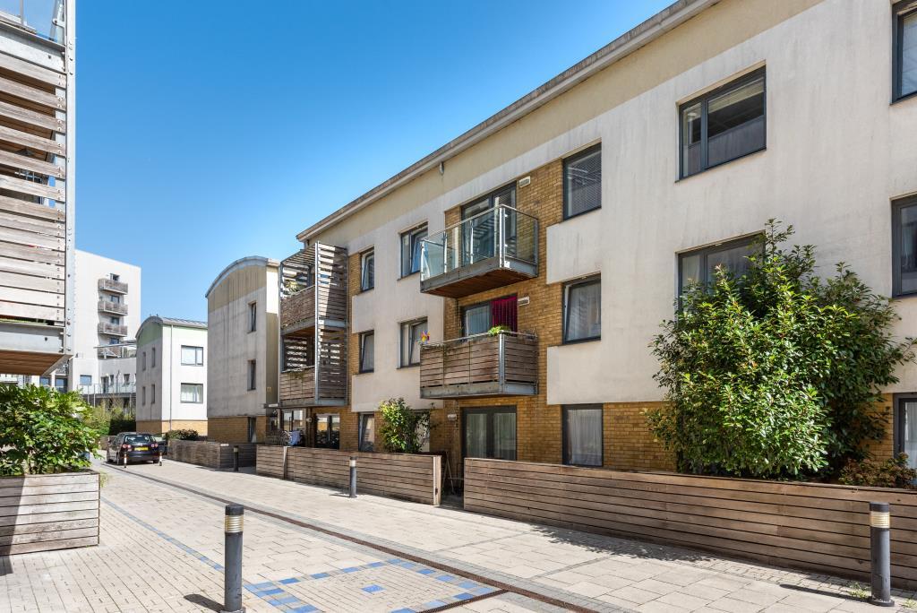 Sheffield Court, Kingscote Way, Brighton 2 bed flat to rent - £1,750 ...