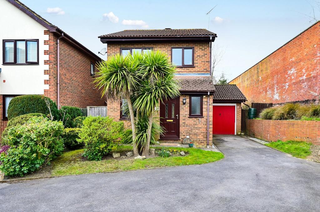 Lory Ridge, Bagshot, Surrey, GU19 3 bed detached house - £475,000