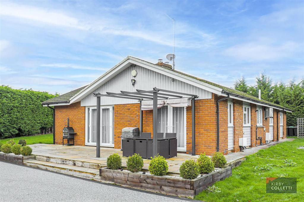 Hoe Lane, Nazeing 3 bed detached bungalow for sale - £689,995