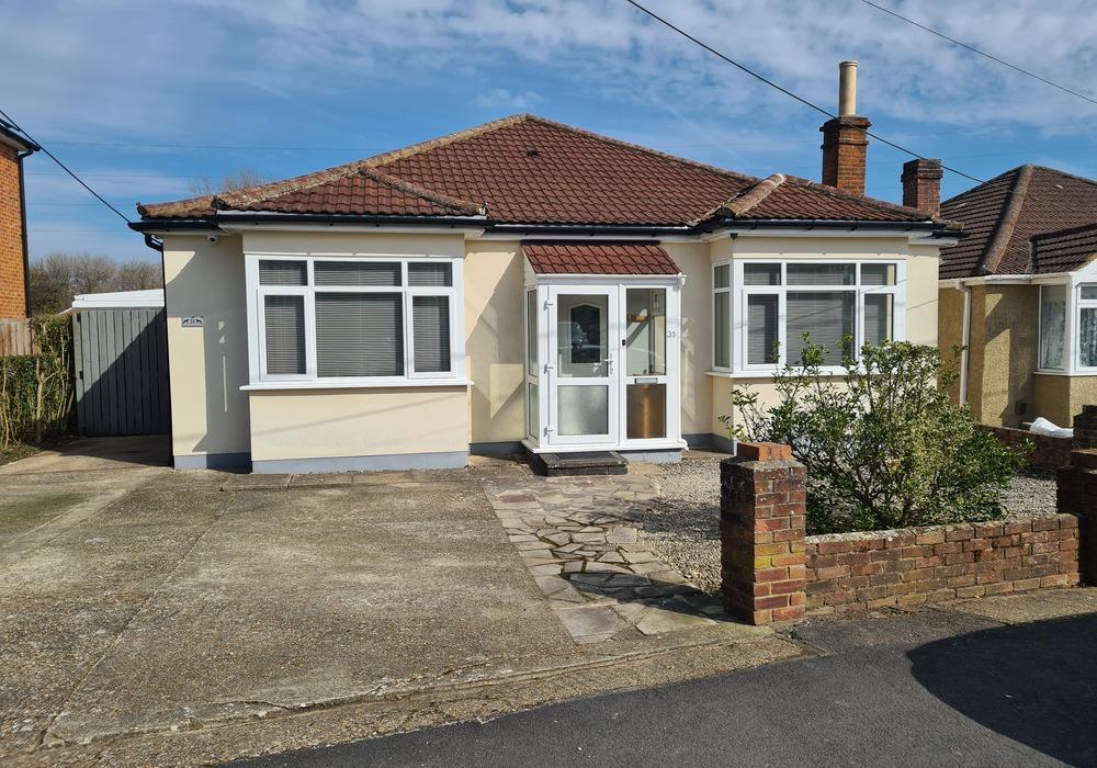 Jacobs Gutter Lane, Totton SO40 2 bed detached bungalow for sale - £450,000