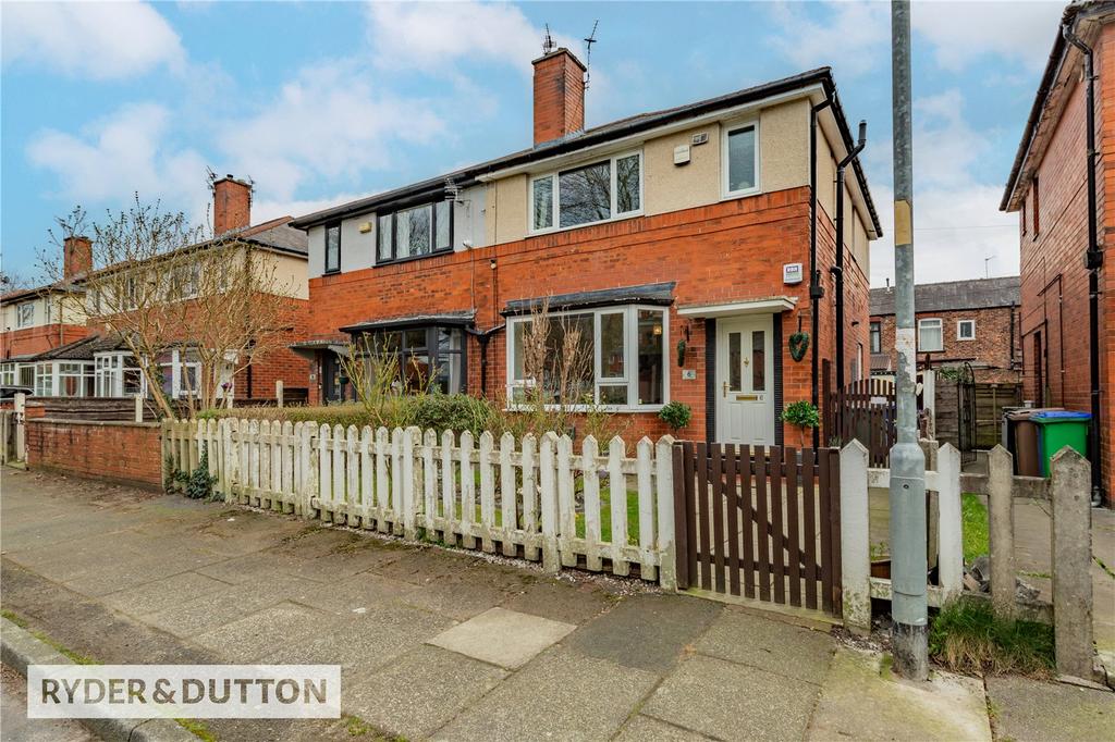 West Green, Rhodes, Middleton... 2 bed semi-detached house - £190,000