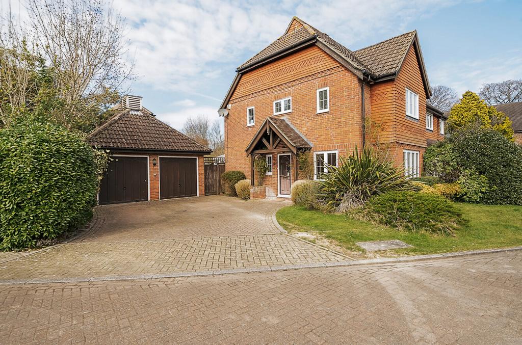 Church Close, Ashington, RH20 3 bed semi-detached house - £525,000