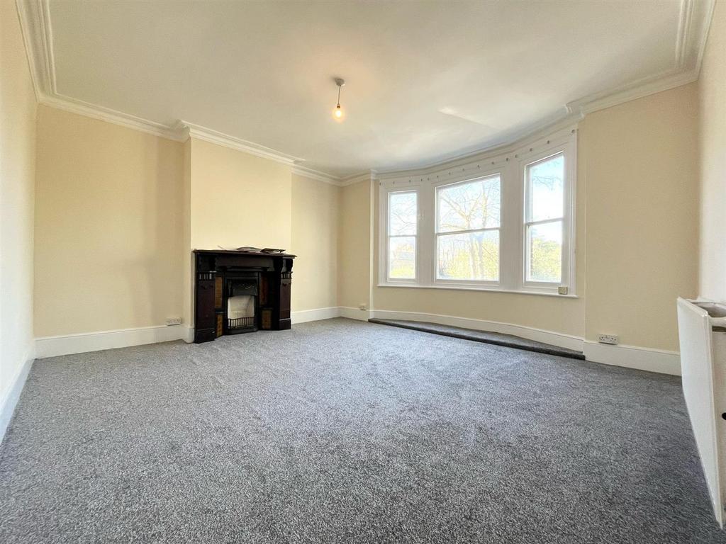 Silver Street, Enfield, EN1 4 bed apartment - £1,900 pcm (£438 pw)
