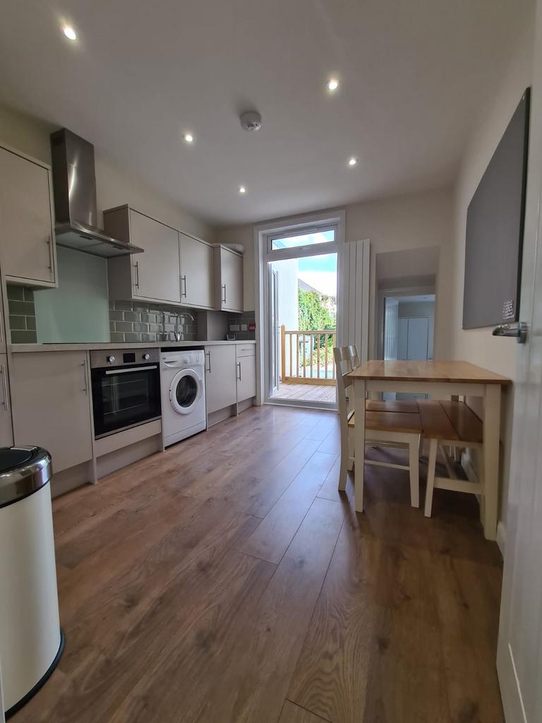 Elm Grove, Brighton BN2 2 bed flat share to rent - £1,200 pcm (£277 pw)