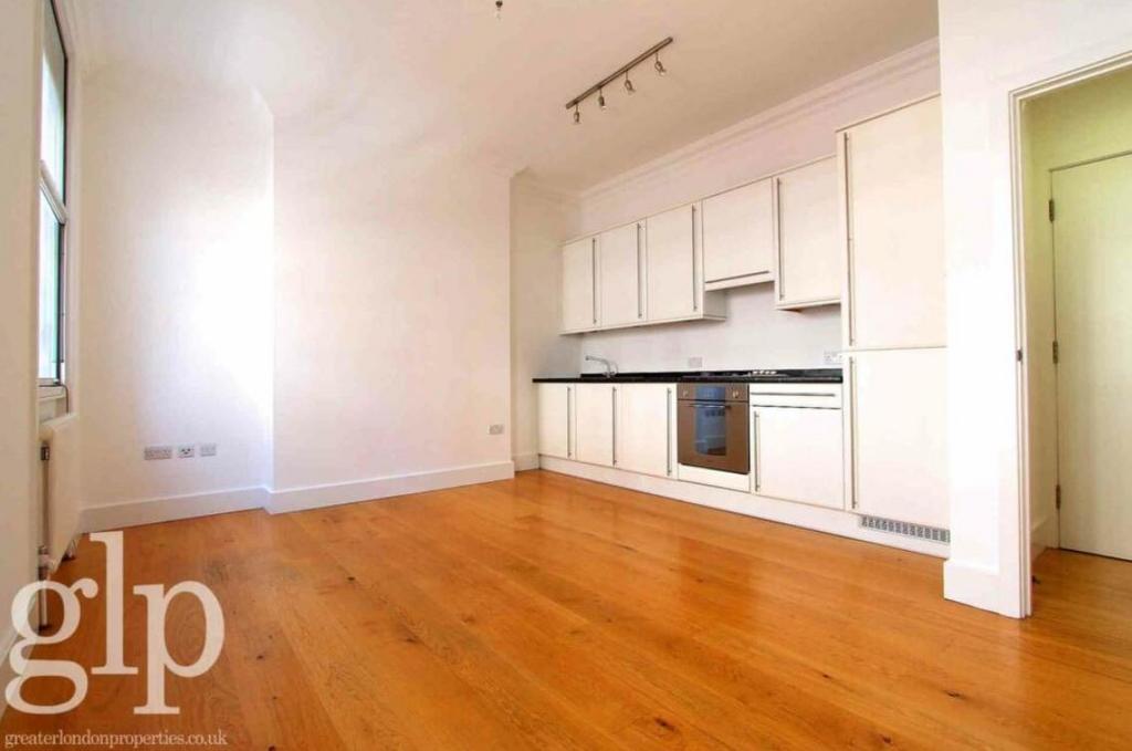 Cranbourn Street, Leicester Square, WC2H 1 bed flat - £2,448 pcm (£565 pw)