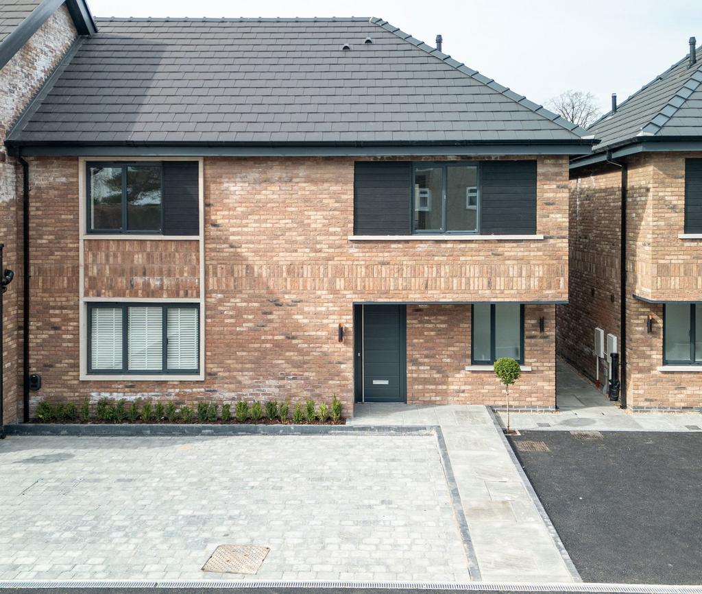 Manor Close, Lymm WA13 4 bed semi-detached house for sale - £595,000