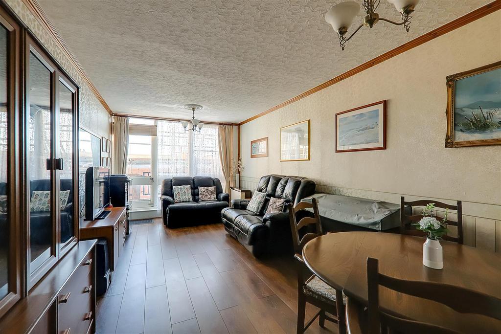 Guildbourne Court, Worthing, BN11 1 bed flat - £100,000