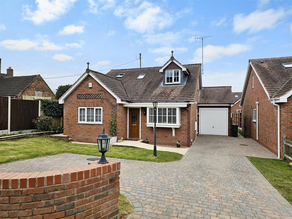 Austcliffe Road, Cookley, Kidderminster 4 bed detached bungalow - £450,000