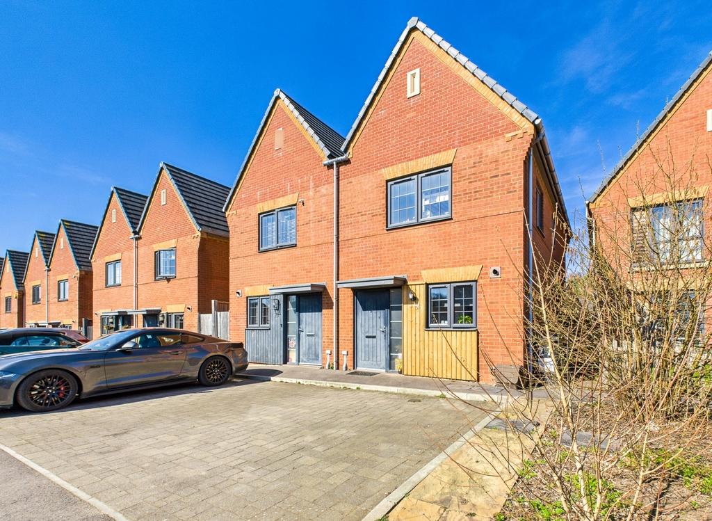 Badger Place, Bordon, Hampshire, GU35 2 bed semi-detached house - £355,000