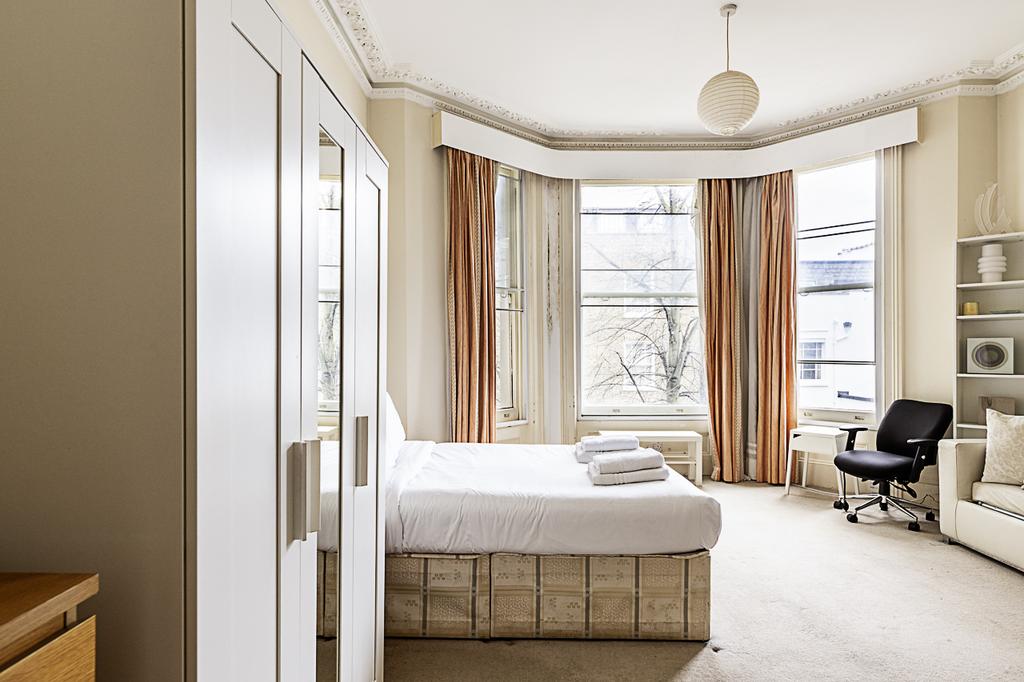 Pembridge Square, London W2 Studio to rent - £1,750 pcm (£404 pw)