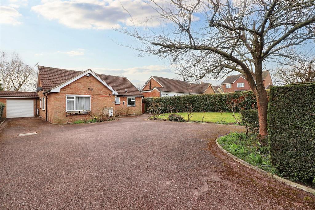 Lodge Avenue, Elstree 3 bed detached bungalow - £1,100,000