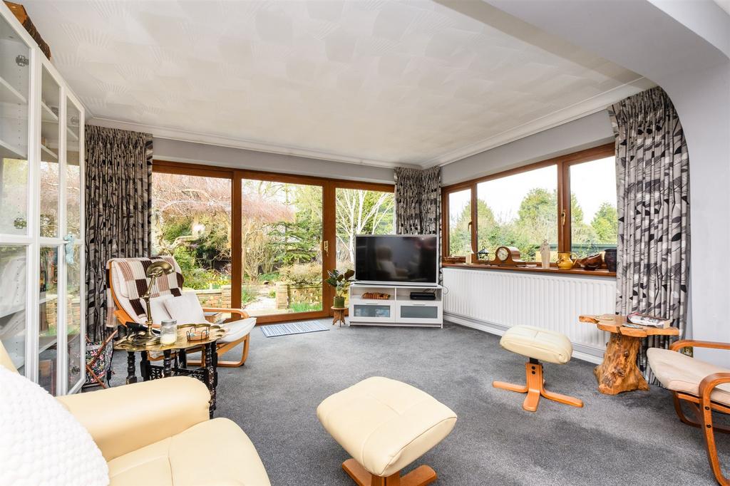 Long Walk, Istead Rise, Kent 5 bed detached bungalow for sale - £550,000