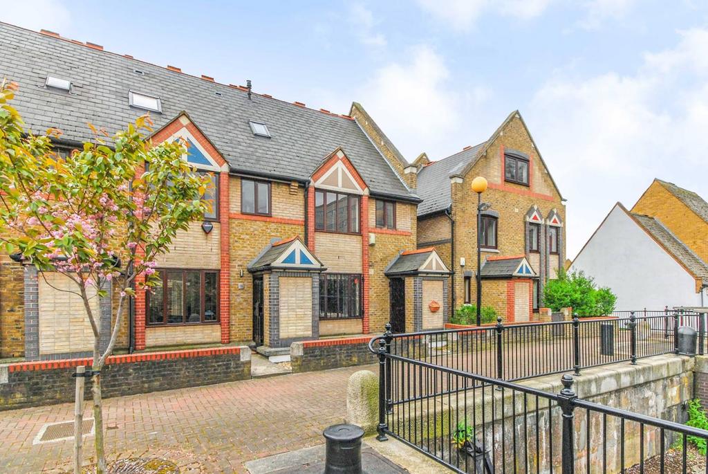 Discovery Walk, Wapping, London, E1W 3 bed house for sale - £925,000