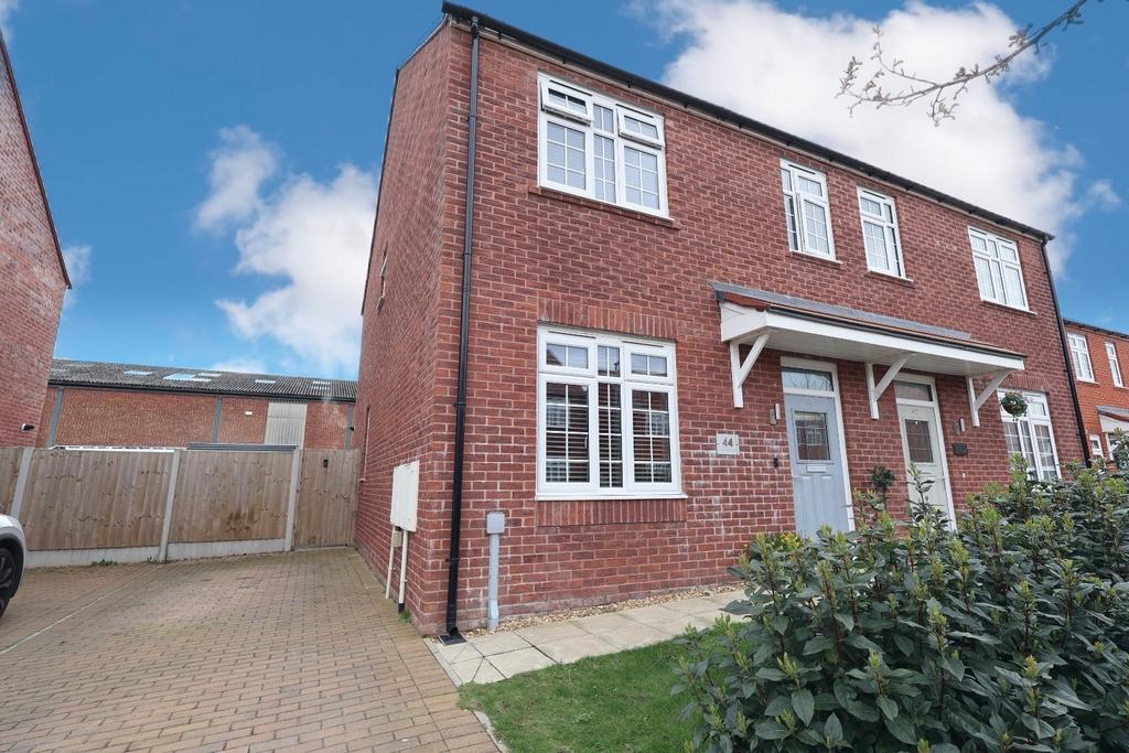 Redwing Road, Sandbach, CW11 3TS 3 bed semi-detached house - £270,000