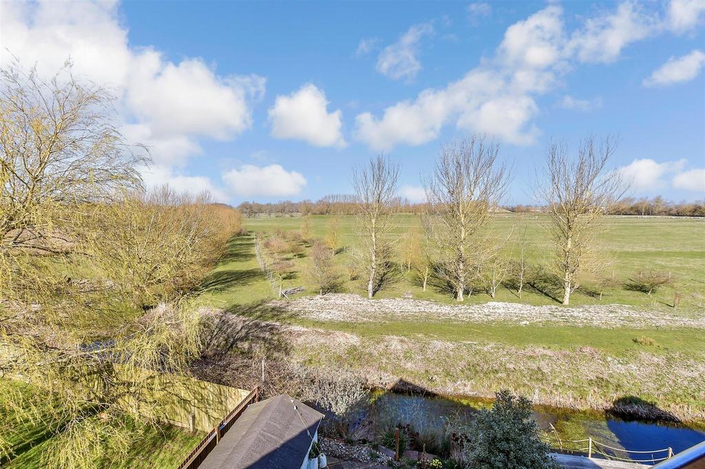 Megan Close, Lydd, Kent 4 bed detached house for sale - £325,000