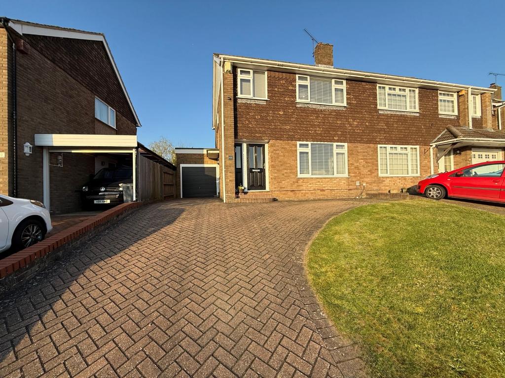 Bibshall Crescent, Dunstable LU6 3 bed semi-detached house - £440,000