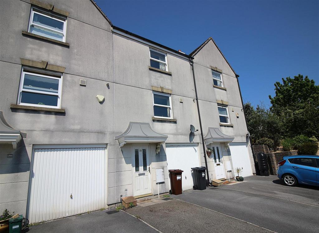 Meadow Drive, Pillmere, Saltash 3 bed townhouse - £295,000
