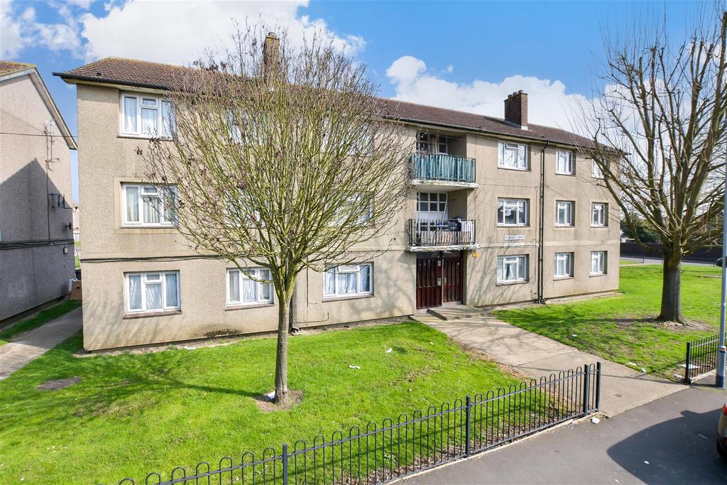 Padnall Court, Romford RM6 3 bed flat for sale - £175,500