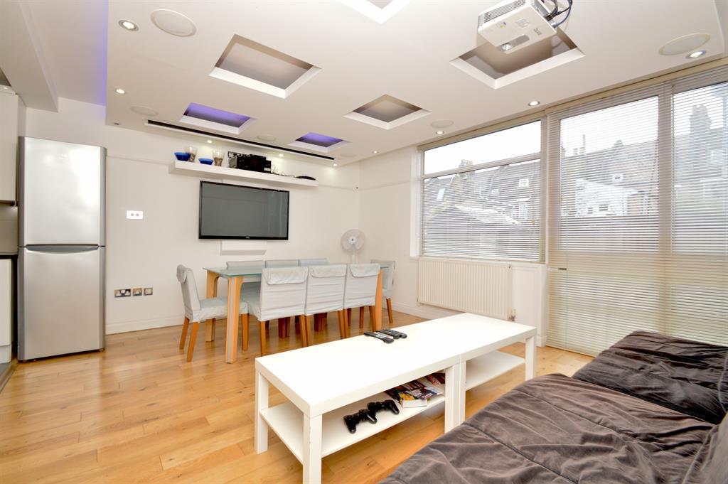 Old Church Road, Stepney Way, E1 4 bed maisonette - £3,300 pcm (£762 pw)