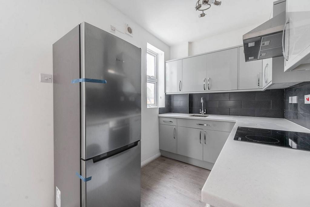 Bridge Street, Pinner, HA5 2 bed flat to rent - £2,250 pcm (£519 pw)