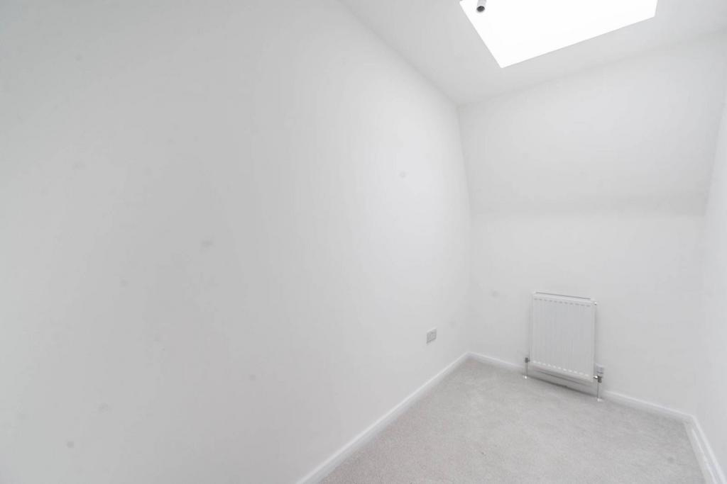 Bridge Street, Pinner, HA5 1 bed flat - £1,750 pcm (£404 pw)