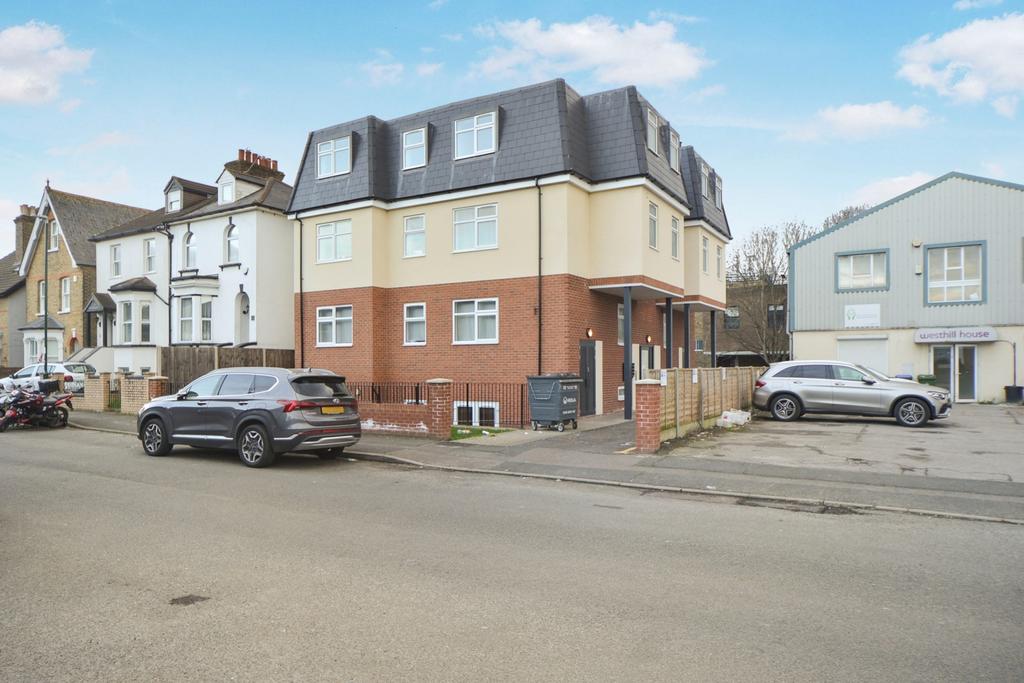2c Devonshire Road Bexleyheath DA6 2 bed flat - £1,650 pcm (£381 pw)